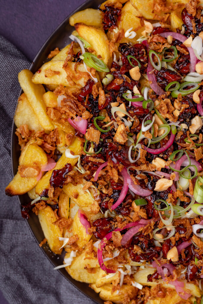 Loaded fries met kip ketjap en gebakken uitjes - Francesca Kookt