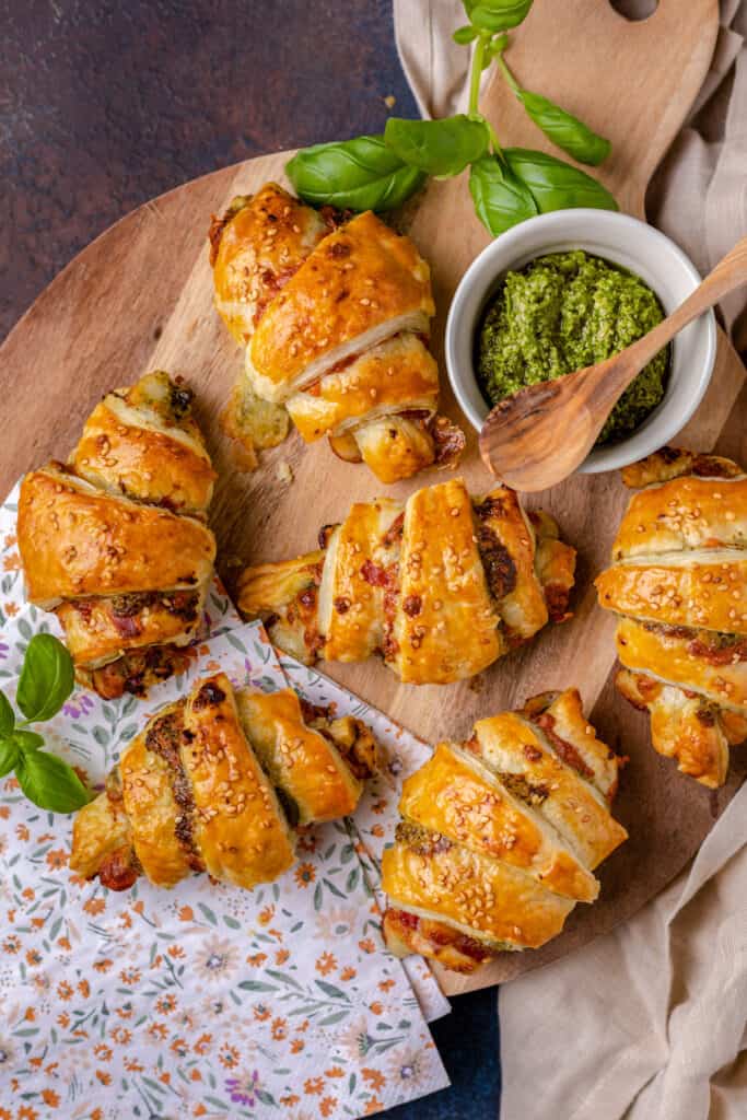 Pesto croissants met mozzarella en serranoham - Francesca Kookt