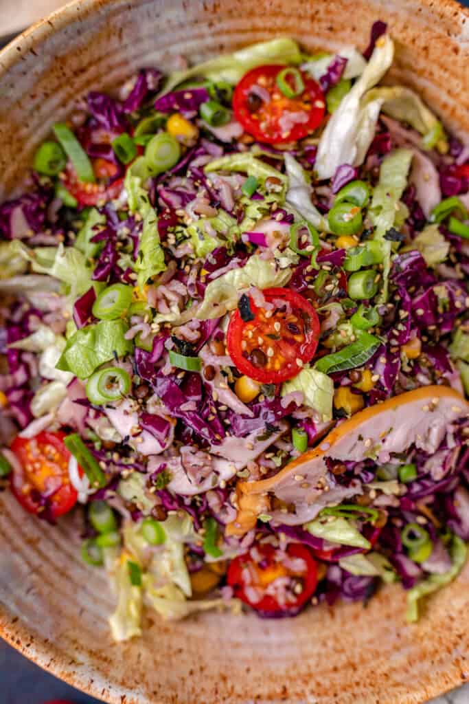 Salade met rode kool, gerookte kip, mais en sojadressing - Francesca Kookt