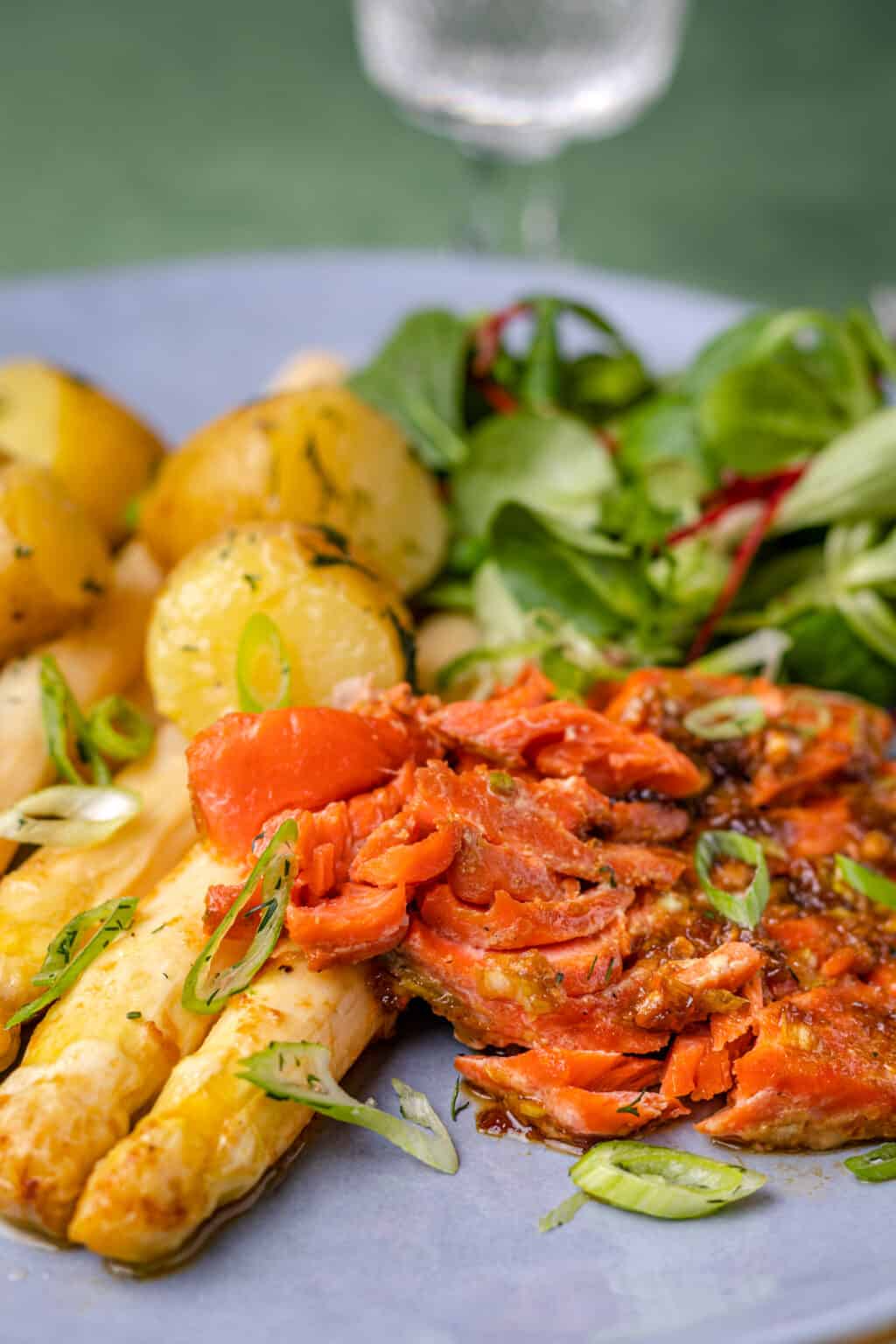 Asperges uit de oven met wilde zalm en dille krieltjes - Francesca Kookt