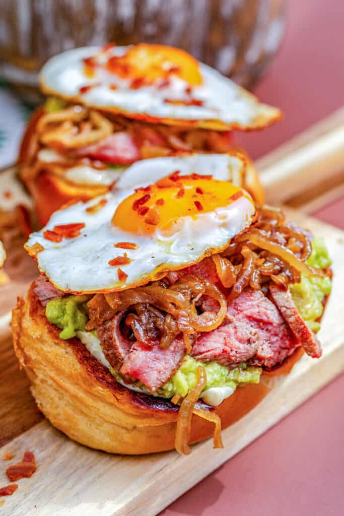 Brioche met avocado, steak, spiegelei en bacon crumble - Francesca Kookt