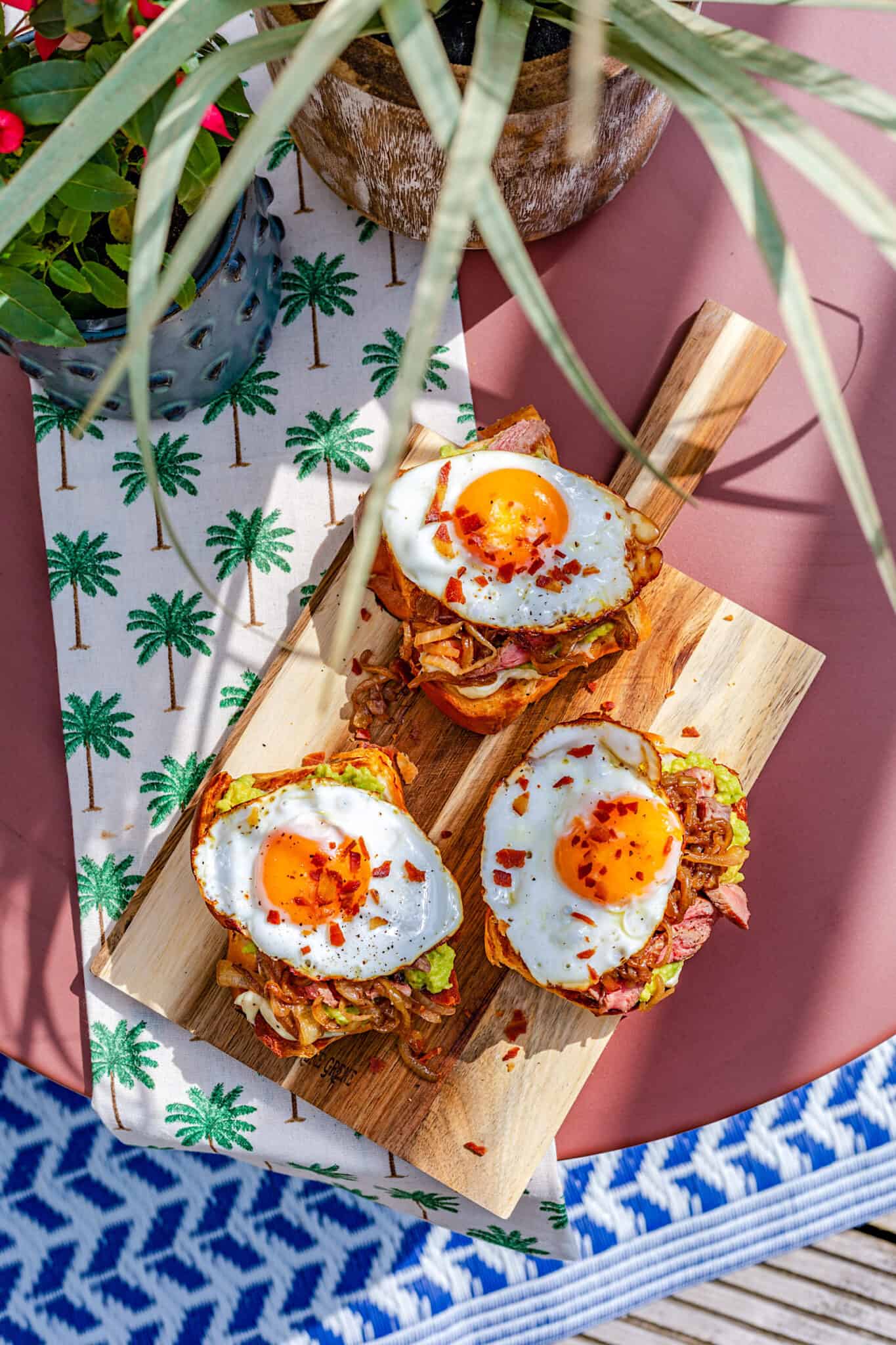 Brioche met avocado, steak, spiegelei en bacon crumble - Francesca Kookt