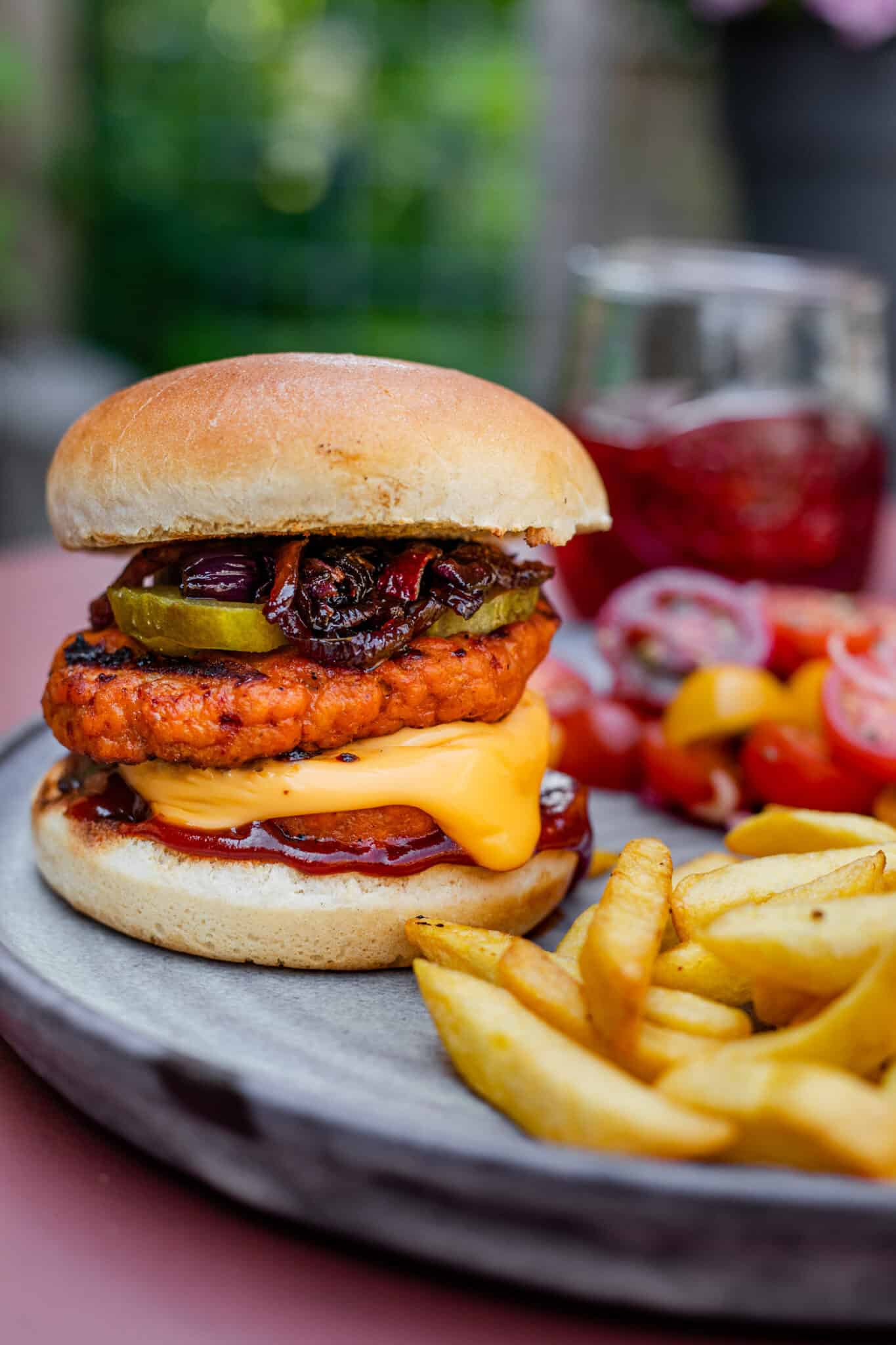 Kids BBQ: Broodje kipburger met frietjes en tomatensalade - Francesca Kookt