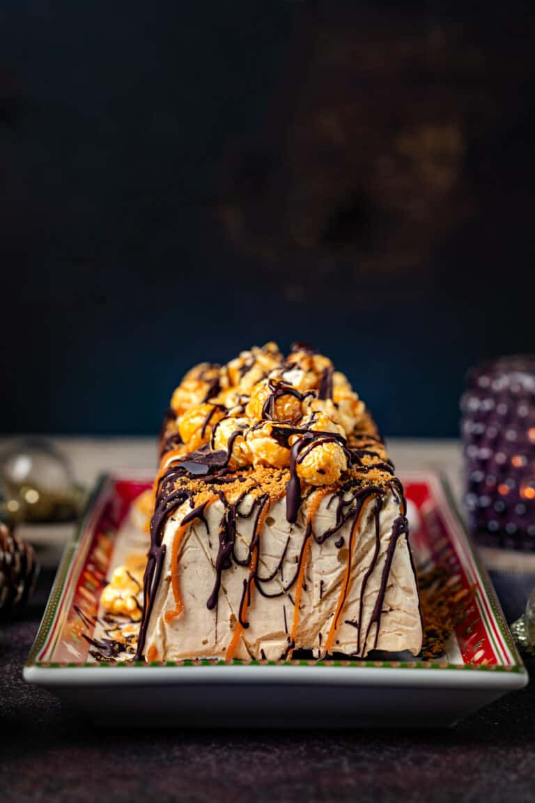 Gingerbread Viennetta ijstaart met karamel popcorn - Francesca Kookt