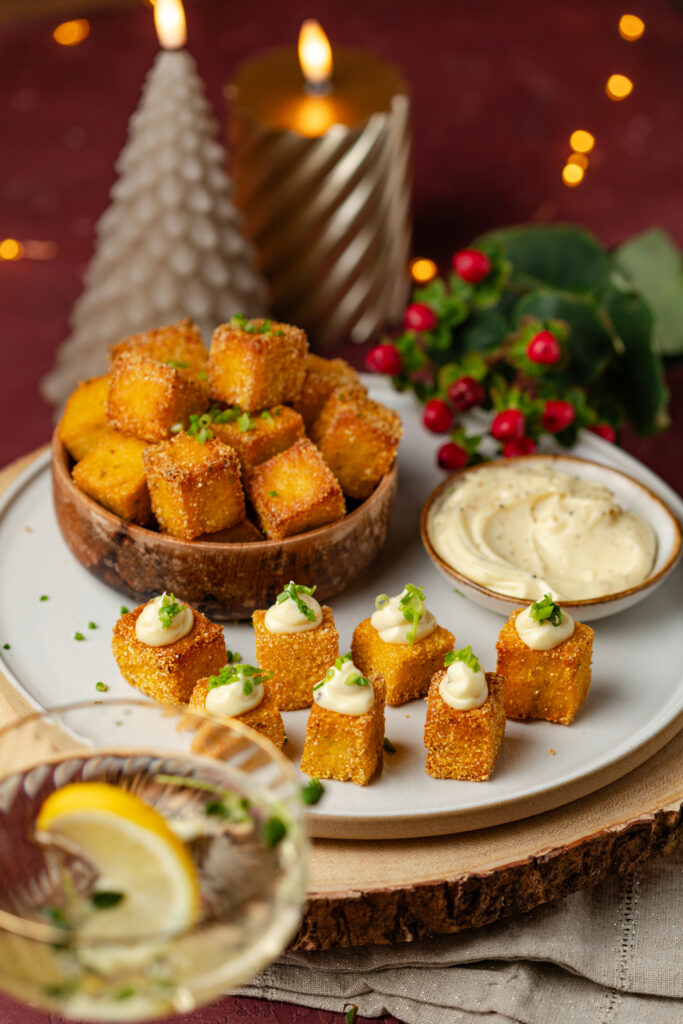 Krokante polenta bites met truffelmayo en bieslook - Francesca Kookt