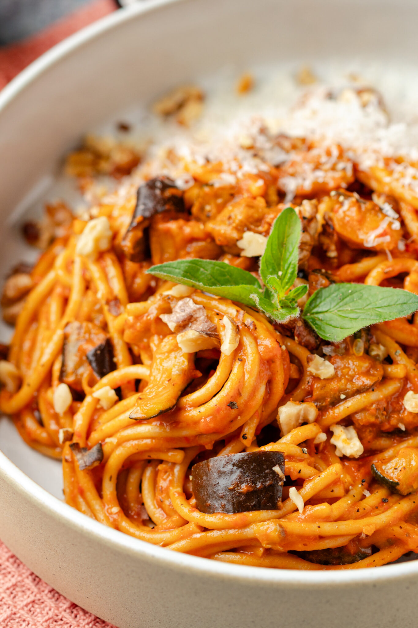 Volkoren spaghetti met geroosterde groenten en walnoten - Francesca Kookt