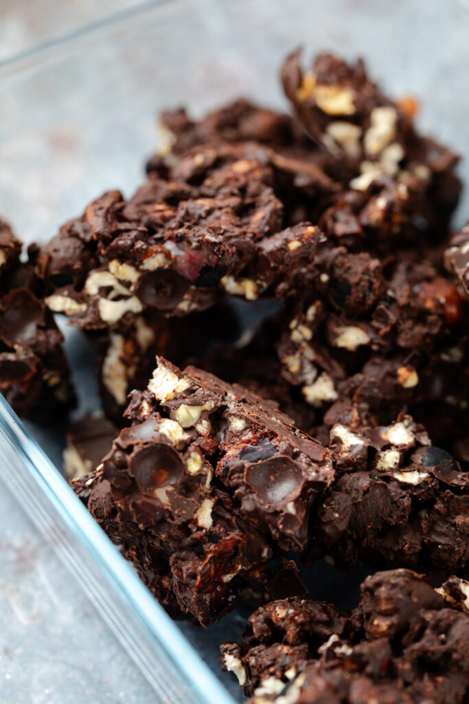Crunchy chocolade snack met noten en blauwe bessen - Francesca Kookt
