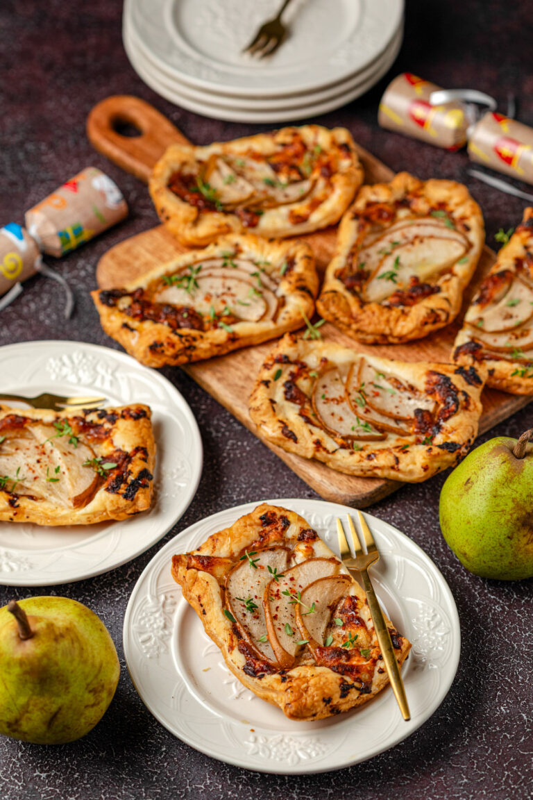 Bladerdeeghapjes met geitenkaas, speculaaskruiden en peer - Francesca Kookt